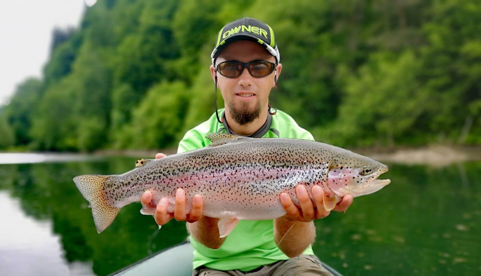 Cu ce pescuieşte Alex Bucur la păstrăv? Lansetă, mulinetă, fir, năluci.